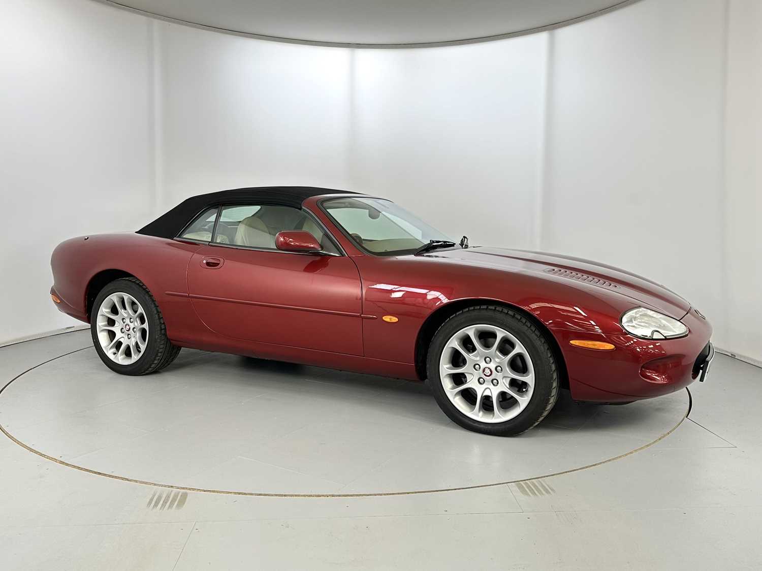 Lot 10 - 2000 Jaguar XKR Convertible