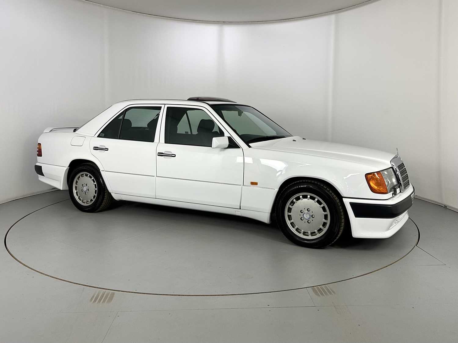 Lot 93 - 1990 Mercedes-Benz 260E Sportline