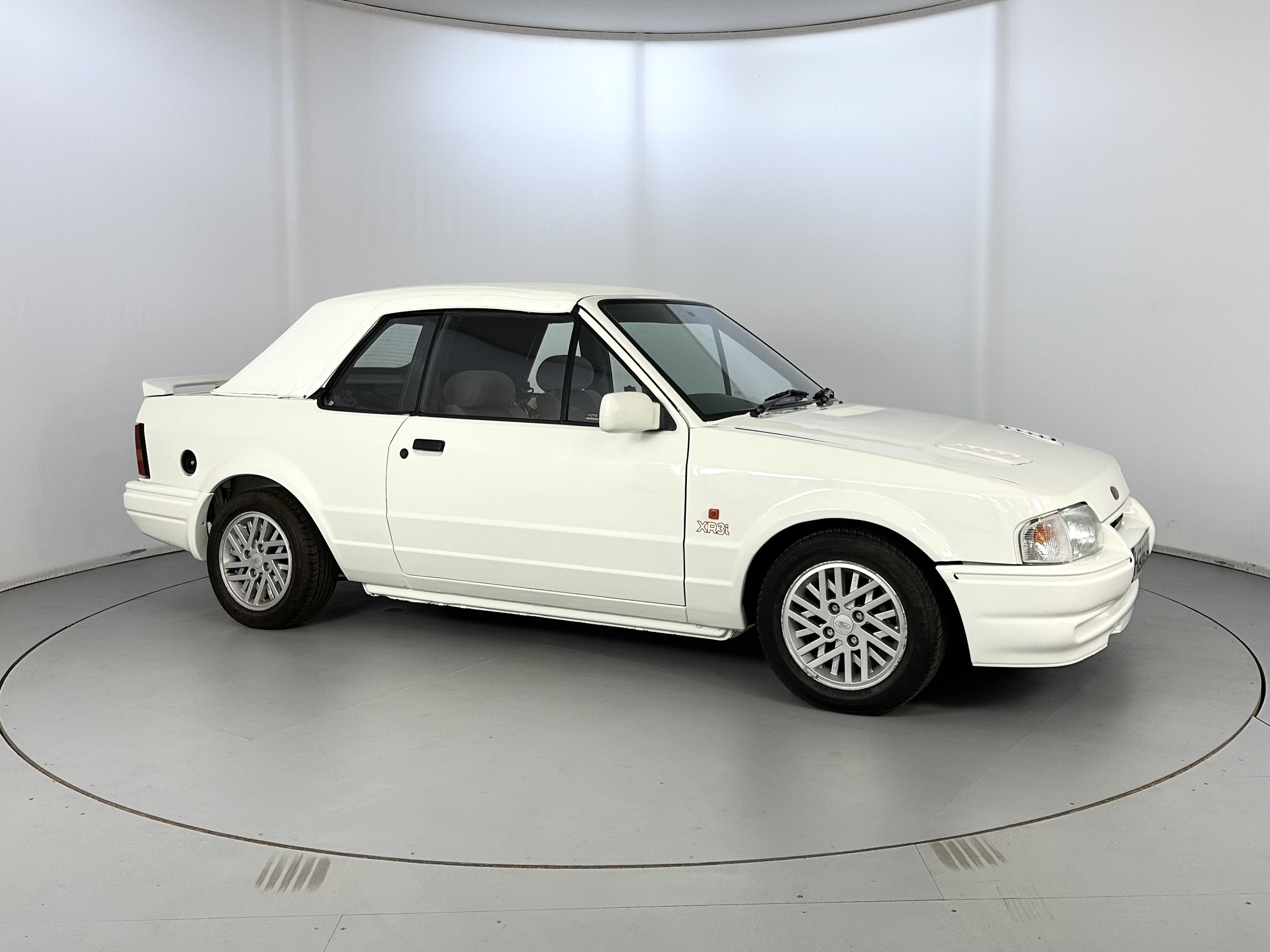Lot 50 - 1990 Ford Escort XR3i Cabriolet